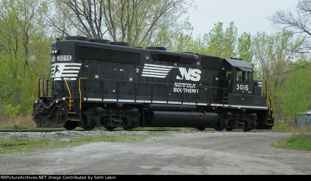 NS 3016 waits as BH40 at Stateline Jct